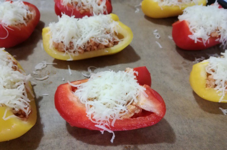 Bărcuțe din ardei cu carne și cașcaval